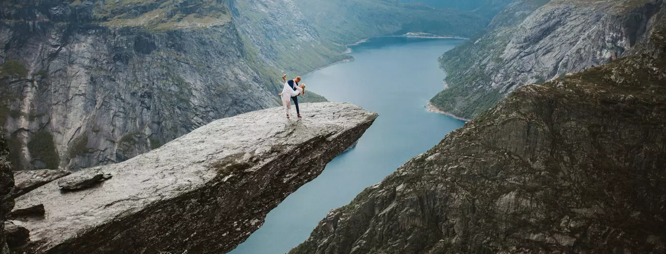 नॉर्वेजियन fjords . में शादी की फोटोग्राफी और रोमांच