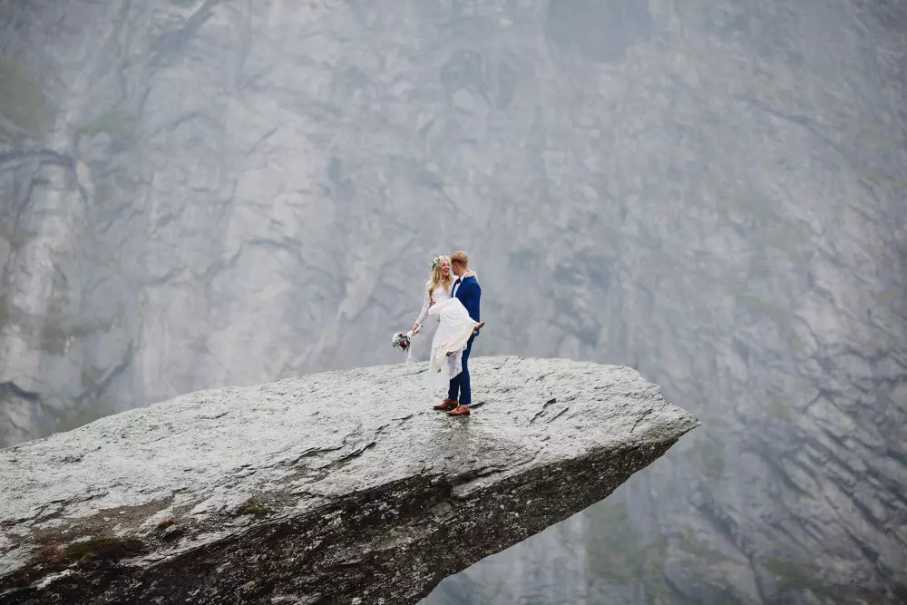 Sesja ślubna Trolltunga Priscila Valentina 9