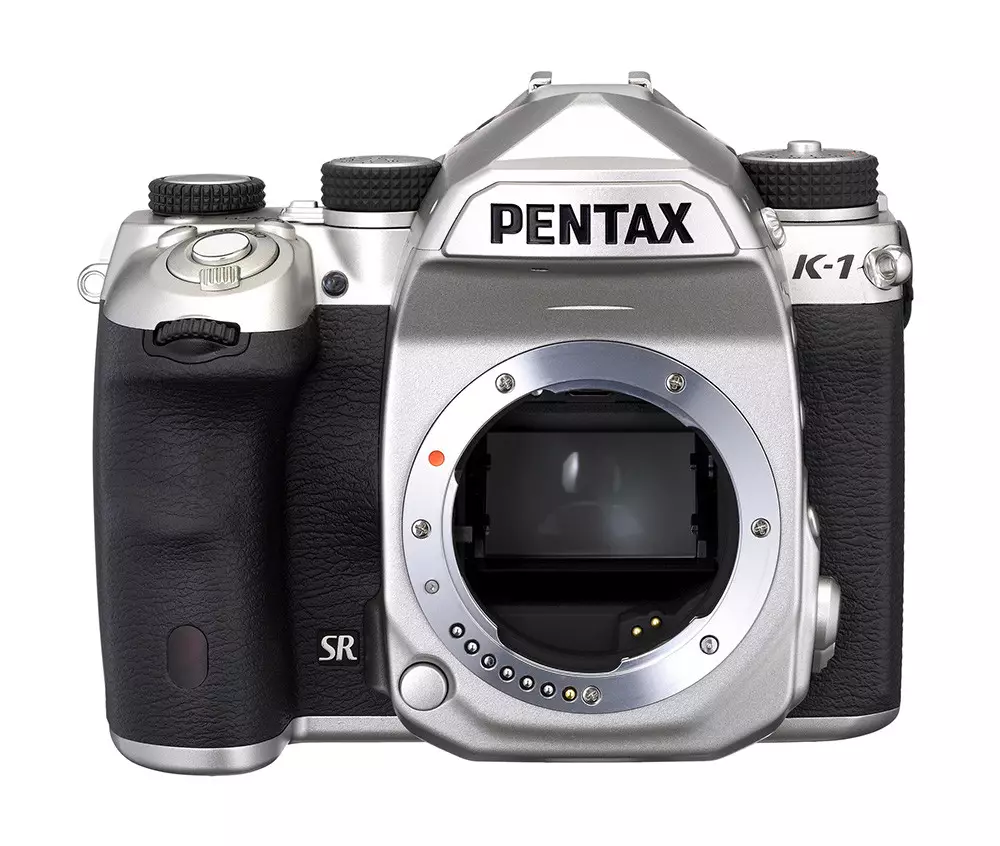 Pentax K1 Silver 02