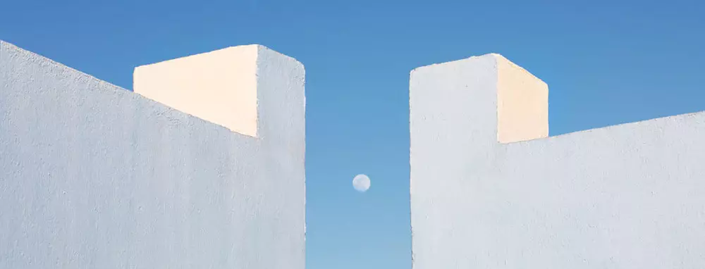 ’Hemmeligheder’ af Jeanette Hägglund, der dekonstruerer den røde mur i Calpe