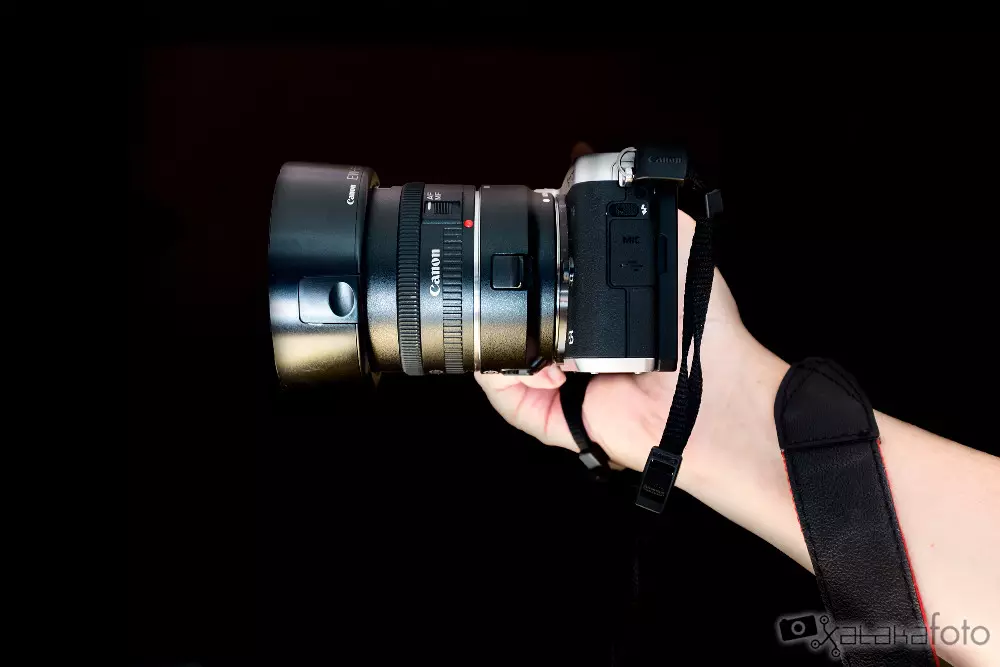 В отличие от зеркальных фотокамер, в которых для отражения света в видоискатель используется зеркало, беззеркальные камеры (также известные как компактные системные камеры) не содержат зеркала или оптического видоискателя, поэтому они обычно меньше зеркальных фотокамер.