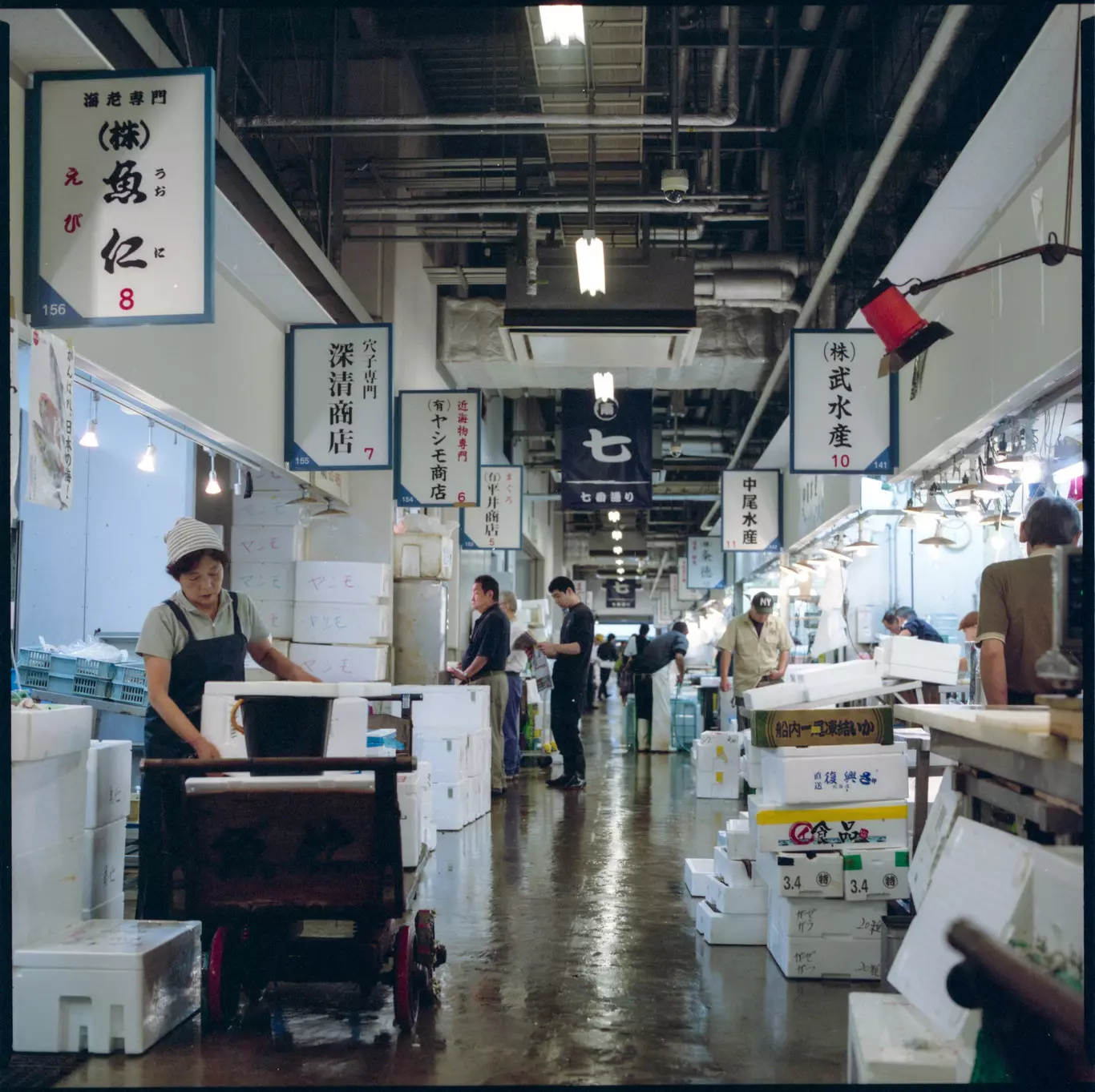 Pasar di pusat bandar Osaka, 5:45 A.M. Dengan hormat Alberto Olivares.