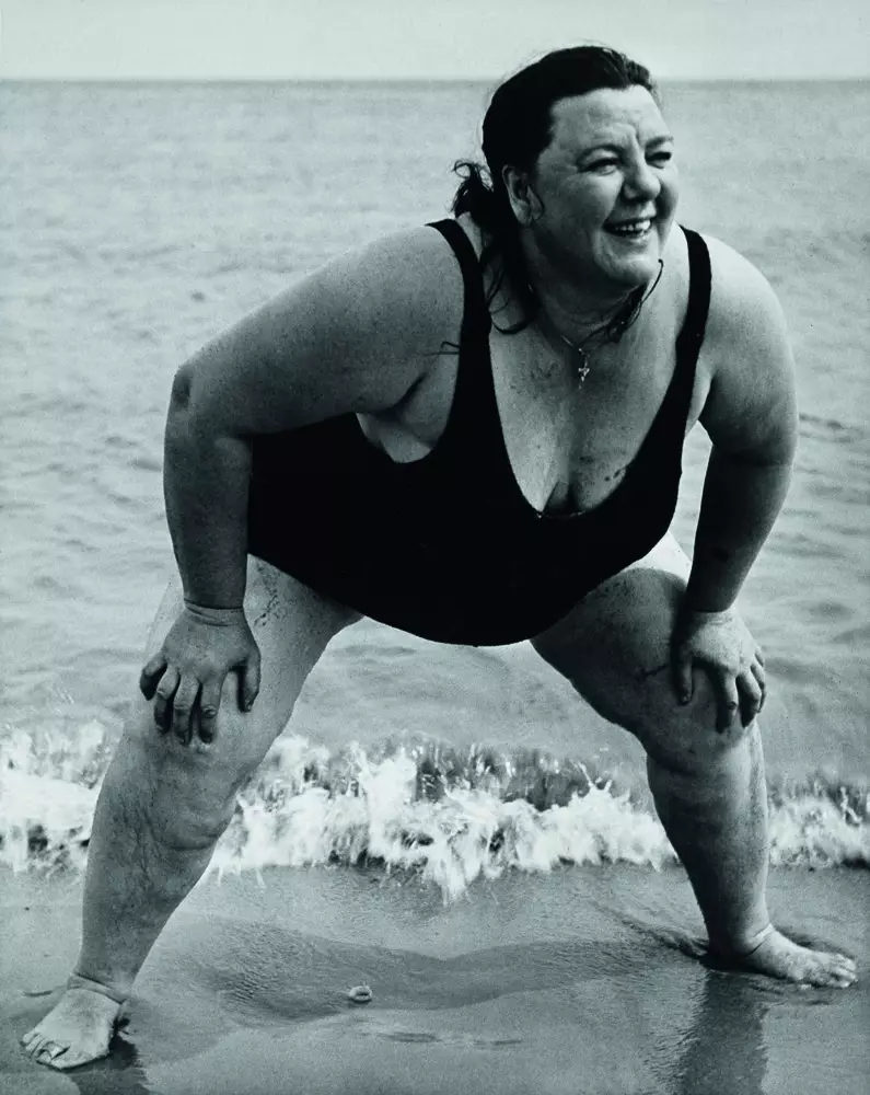 Lisette Model Bather ag Coney Island, Nua Eabhrac, ca.1939- 1941 Geilitín airgid 49.3 x 39.1 cm Bailiúcháin FUNDACIÓN MAPFRE, FM000819 © The Lisette Model Foundation, Inc. (1983) Úsáidte le cead