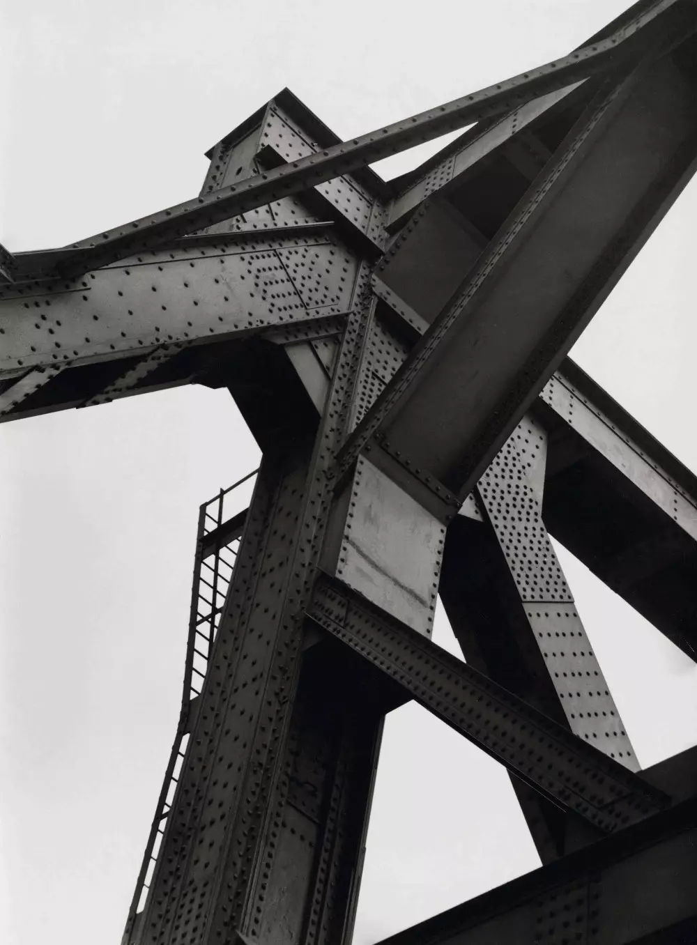 አልበርት ሬንገር-ፓትሽ የዱይስበርግ-ሆችፌልድ ትራስ ድልድይ መስቀለኛ መንገድ [Ein Knotenpunkt der Fachwerkbrücke Duisburg-Hochfeld]፣ 1928 ቪንቴጅ ጄልቲን የብር ህትመት 22.7 × 16.7 ሴ.ሜ አልበርት ሬንገር-ፓትሽሽ አርኪቭ / ስቲፍቱንግ አን እና ዊልደር ሙኒክ። ኢንቪ አይ. AJW 883