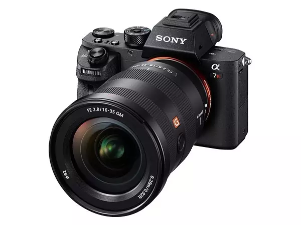 Sony FE 16-35mm. f / 2.8GM