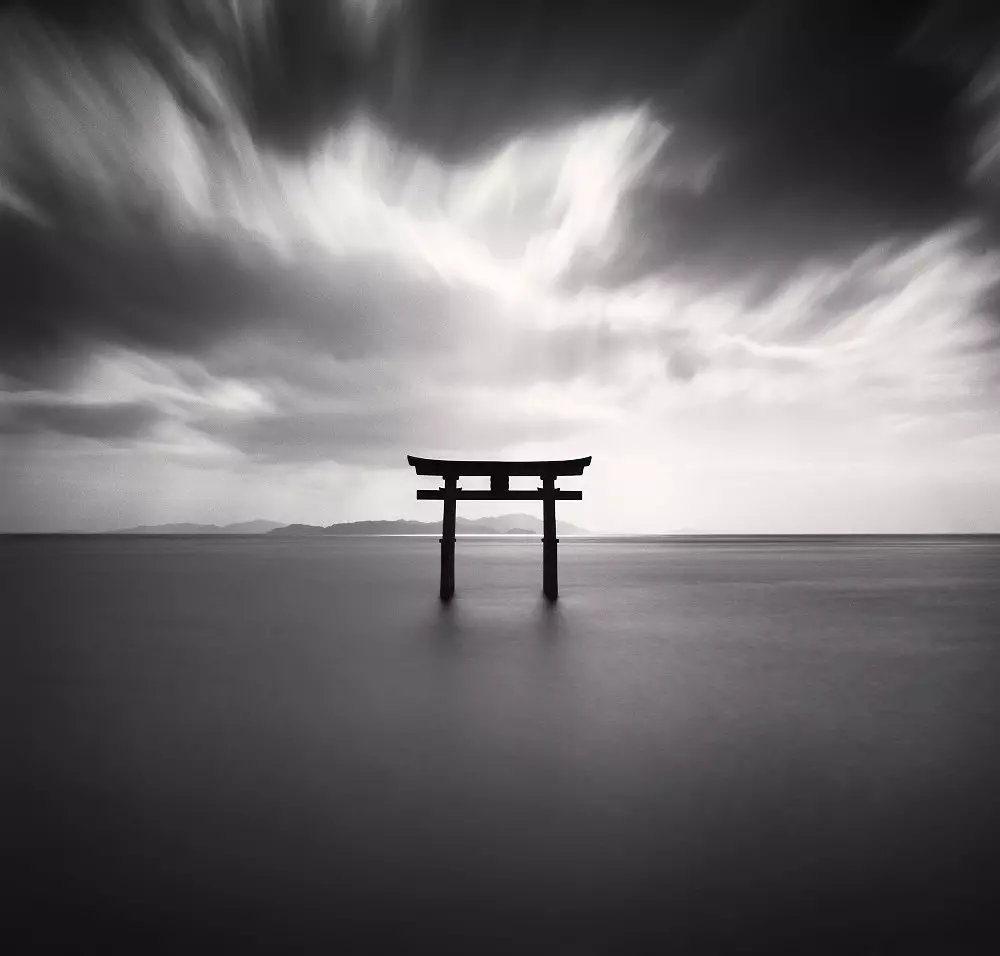 Michael Kenna Torii Study2 琵琶湖本州日本