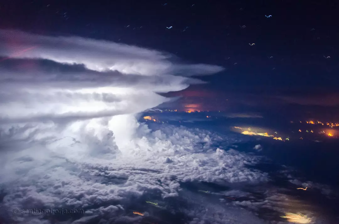 Сантьяго Борха фотографирует штормы с самолета 12