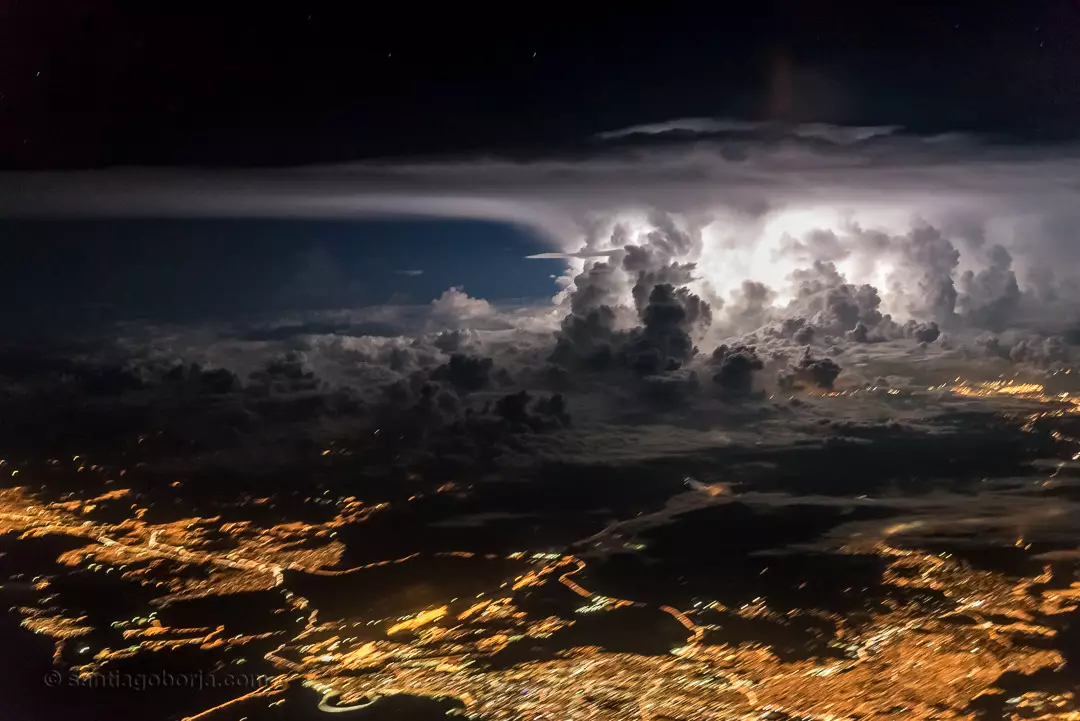 Сантьяго Борха фотографирует штормы с самолета 10