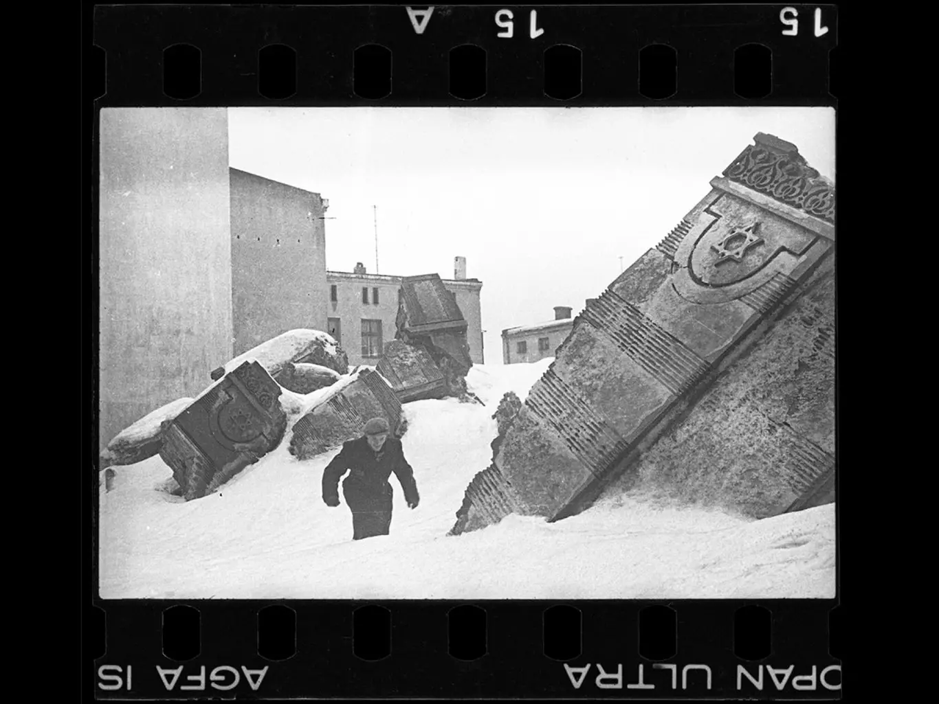Henryk Ross Man går på vintern i ruinerna av synagogan på Wolborska gatan förstördes av tyskar 1939 1940