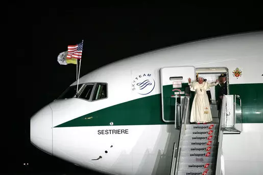 האפיפיור בנדיקטוס ה-14 מנפנף לשלום בעת יציאתו