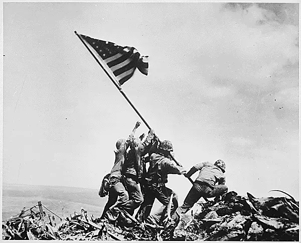 Lippu nostetaan Iwo Jimalla, Joe Rosenthalilla.