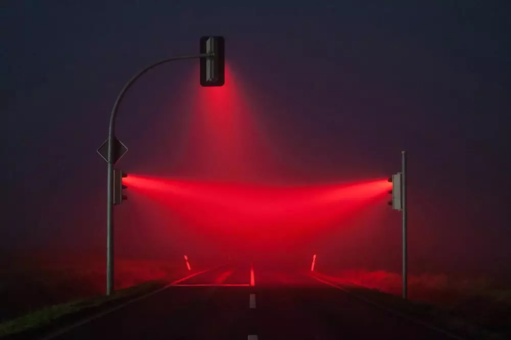 'Traffic Lights', spillt mat der laanger Belaaschtung an der Luucht vun de Traffic Luuchten