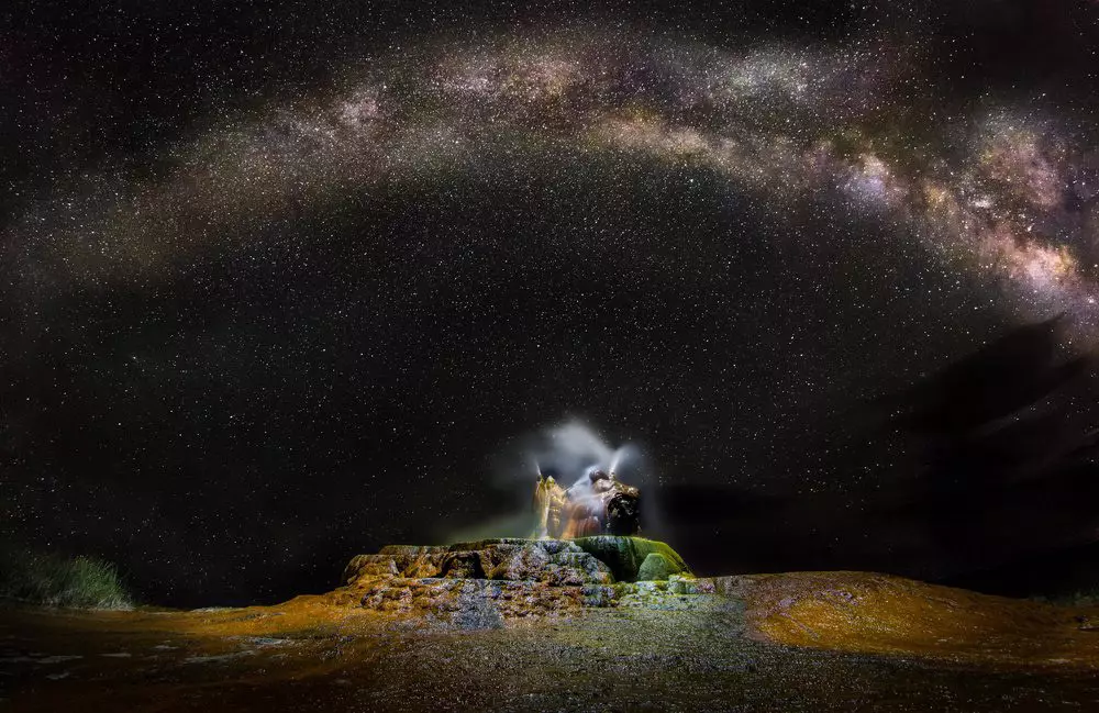 «Highlight»: Θεαματικά φωτισμένα νυχτερινά τοπία με drone