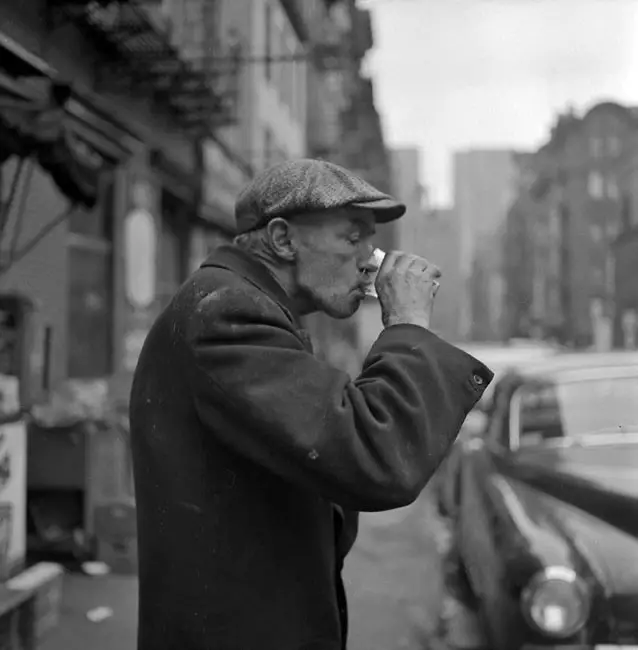 Vīrietis dzer Bowery 1953. gads