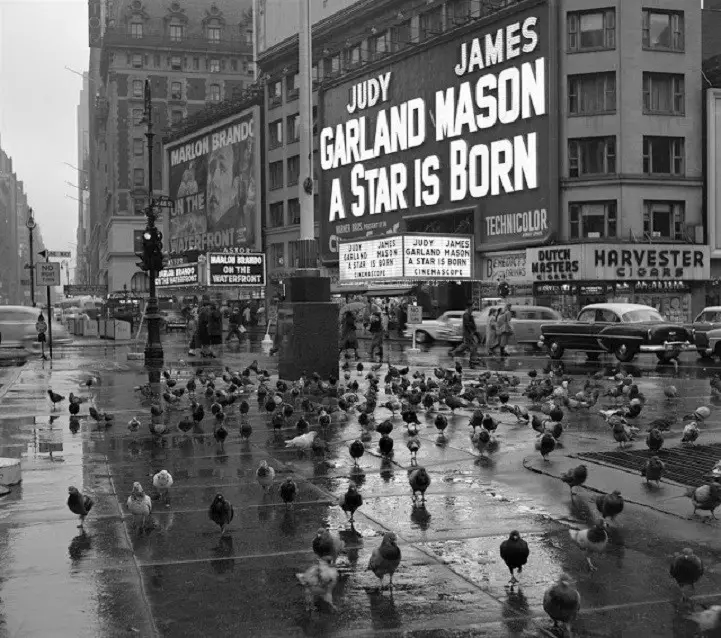 Times Square na Kituo cha Rockefeller Frank Larson