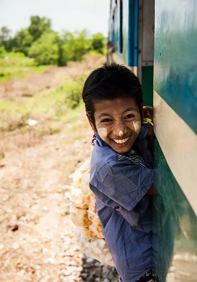 Tren zirkularra Yangon Myanmarren