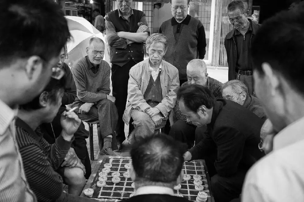Мъже, играещи китайски шах
