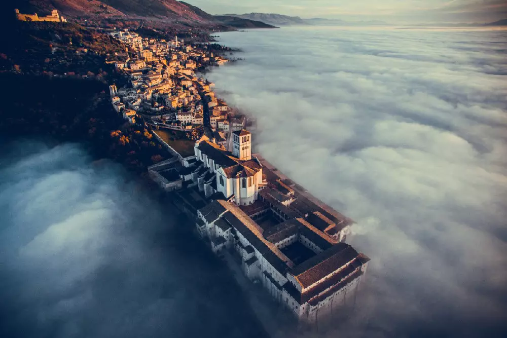 Basilika Saint Francis Of Assisi Umbria Itali Oleh Fcatutto