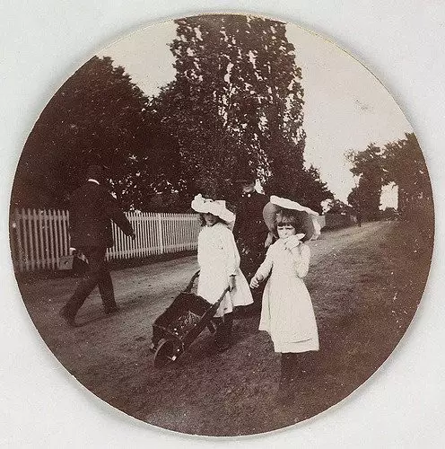 Barn som går med en skottkärra omkring 1890