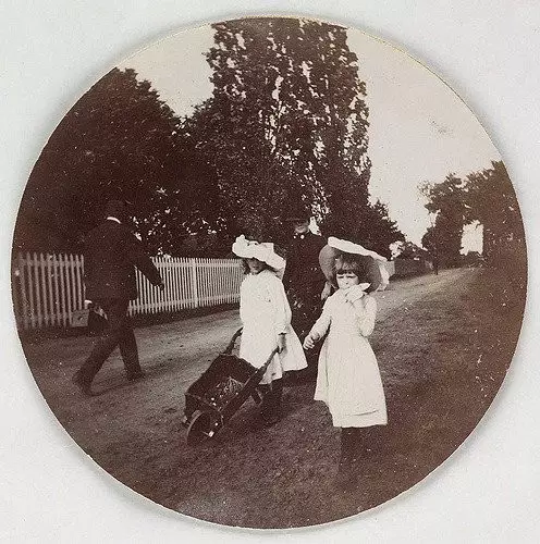 Kinderen lopen met een kruiwagen omstreeks 1890