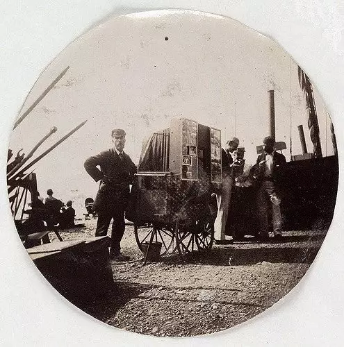 Fotograf na plaži okoli leta 1890