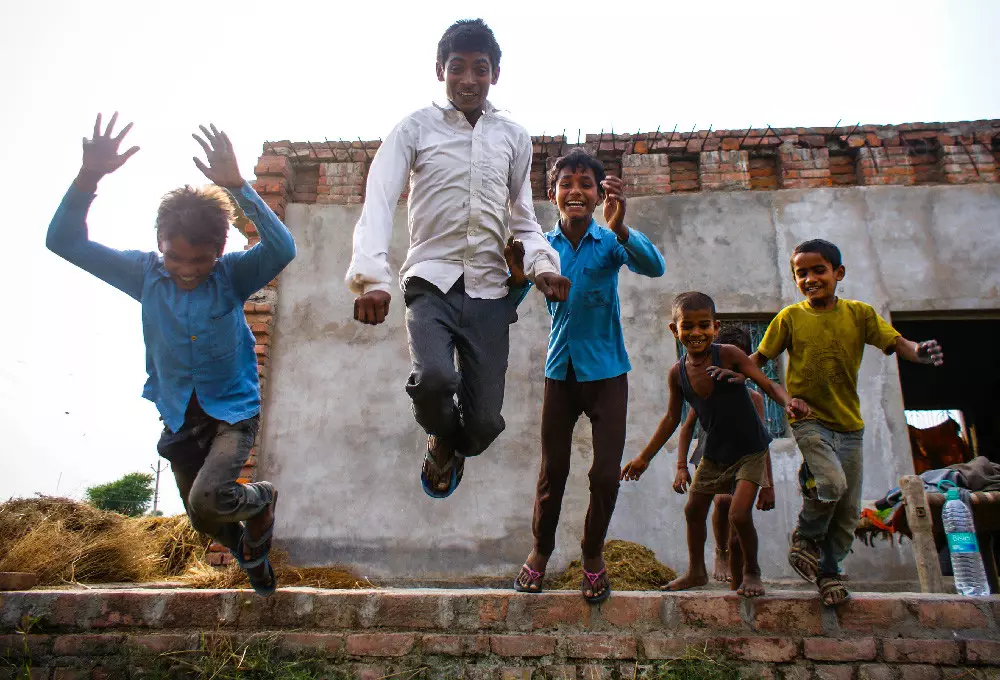 индиски момчиња скокање