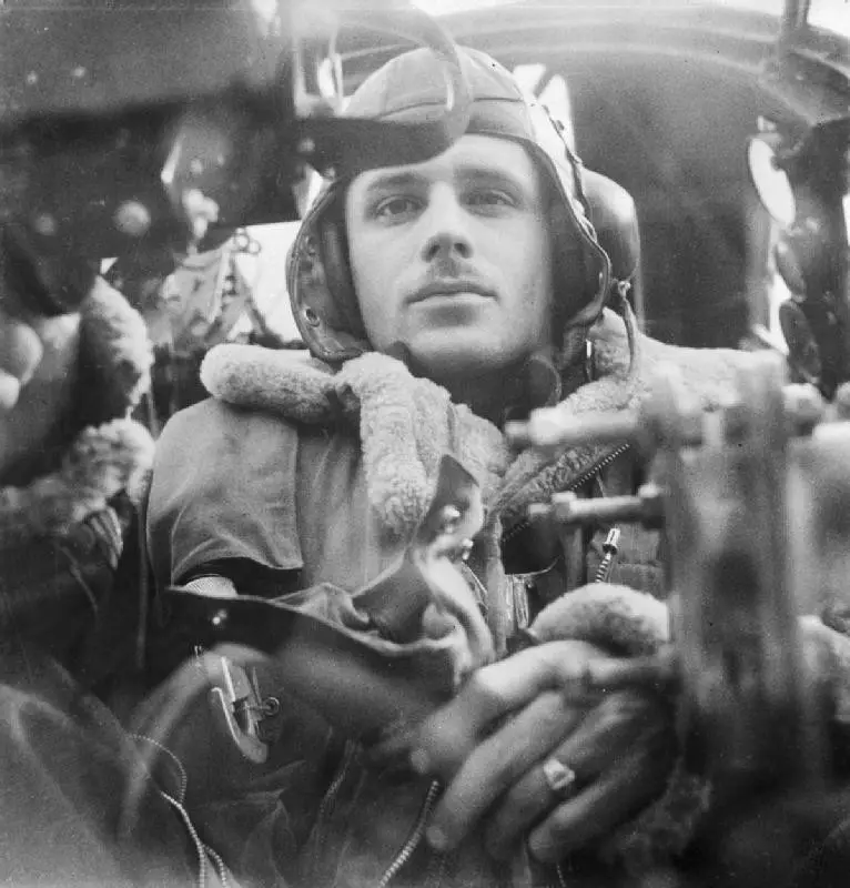 塞西尔·比顿 (Cecil Beaton) 为英国皇家空军将军拍摄照片