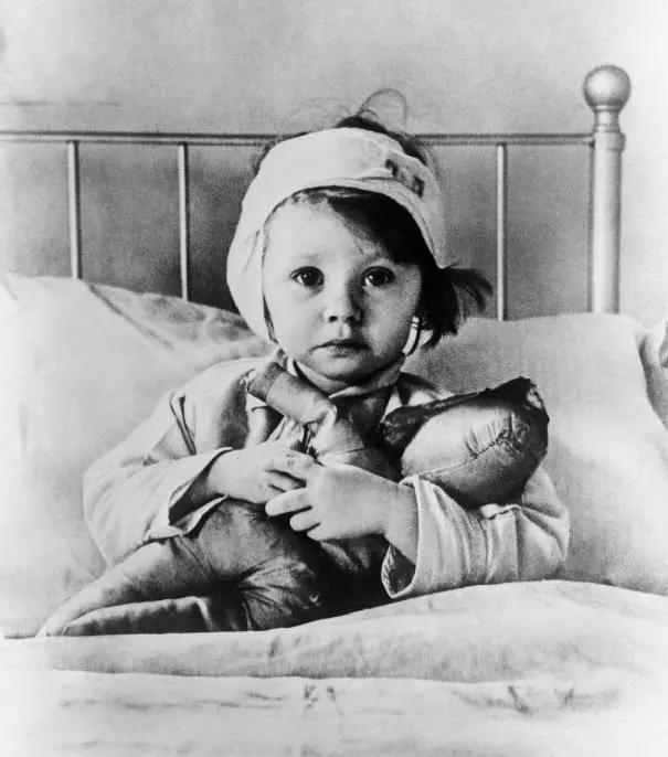 三岁的塞西尔·比顿 (Cecil Beaton) 艾琳·邓恩 (Eileen Dunne) 坐在