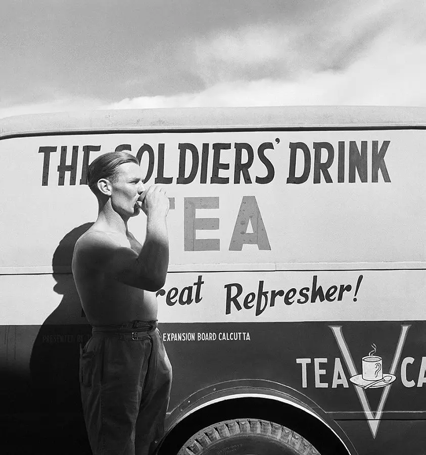 Войникът Сесил Бийтън пие чай