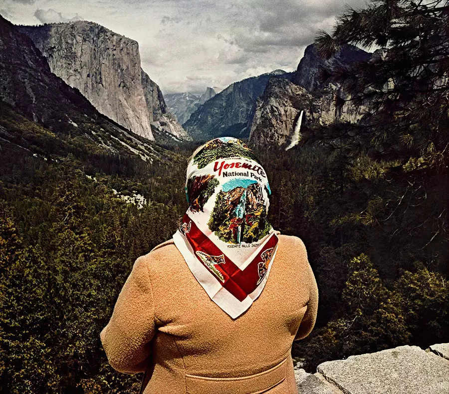 Kvinne med skjerf på inspirasjonspunktet Yosemite nasjonalpark Ca