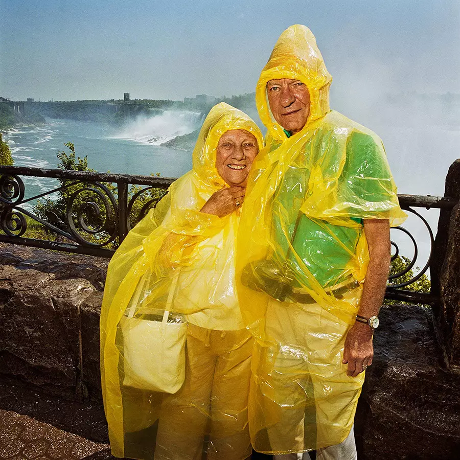 Pasangan Di Bawah Raingear Di Air Terjun Niagra Di Sebelah Kanada