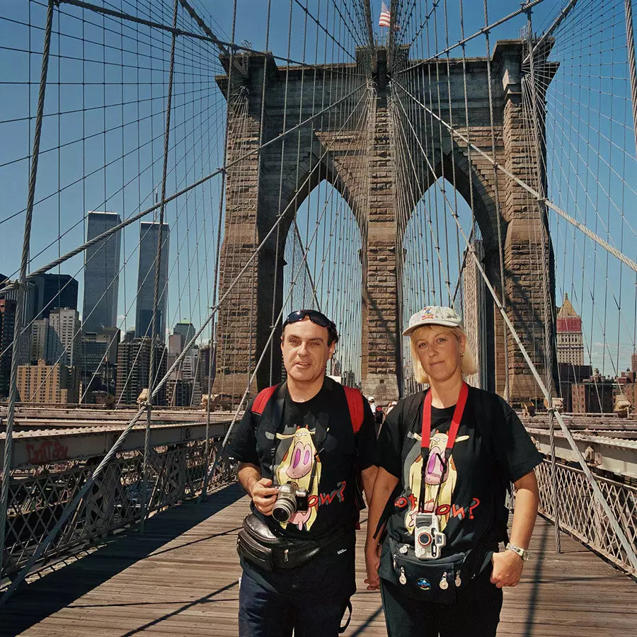 Paar mit passenden T-Shirts auf der Brooklyn Bridge Ny