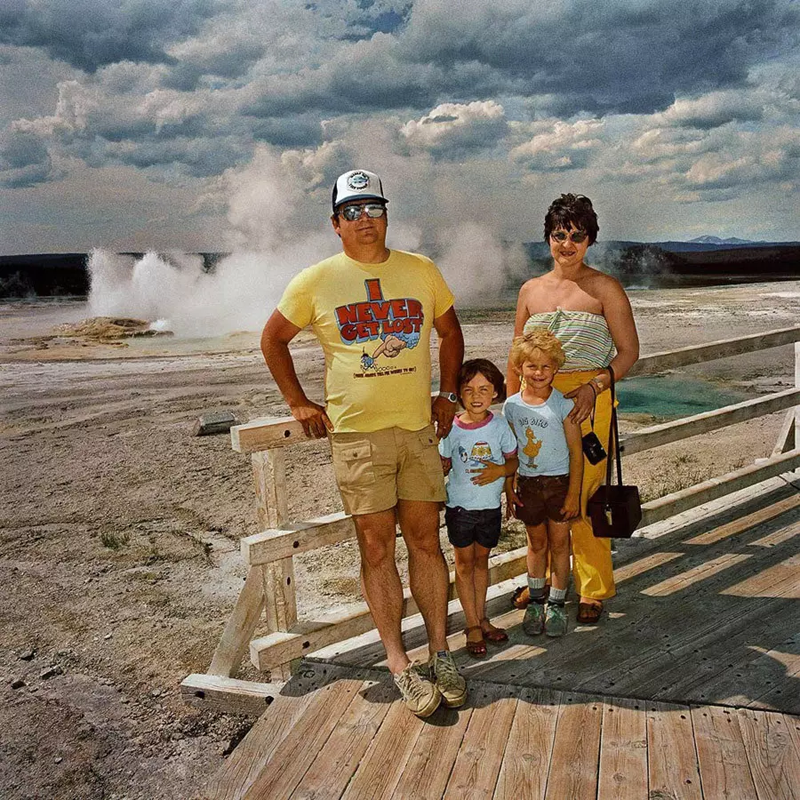 家庭在中途間歇泉盆地黃斯頓國家公園懷俄明州 19801