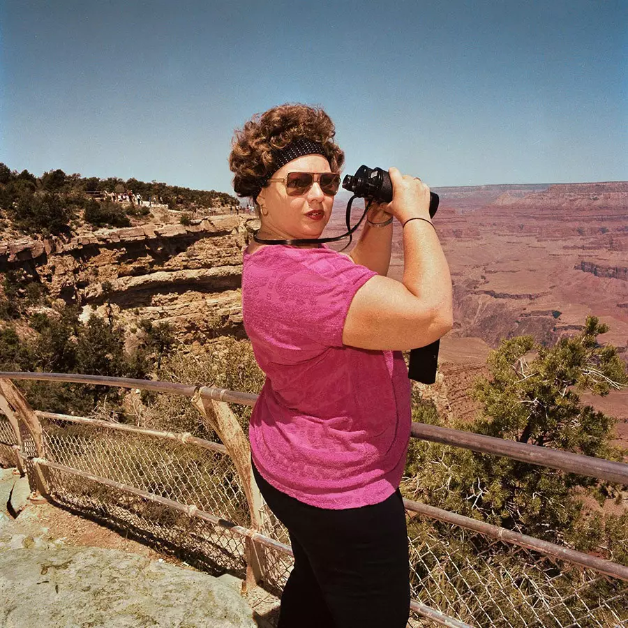 Kona með sjónauka í South Rim Grand Canyon þjóðgarðinum Az 1980