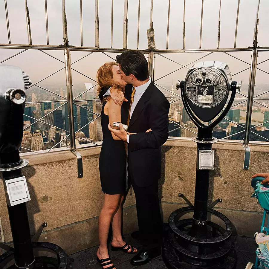 Kyssa par ofan á Empire State Building Nyc