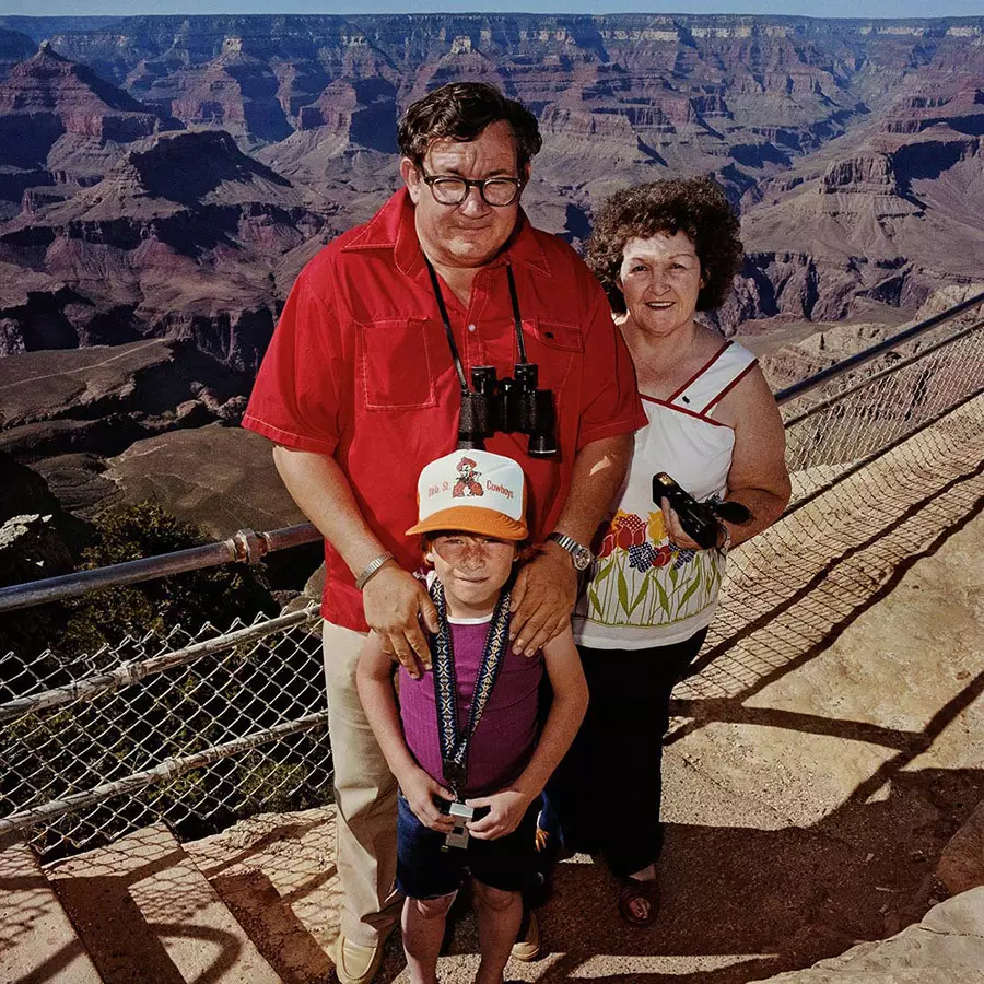 Home con camisa vermella coa familia no South Rim Grand Canyon National Park Az