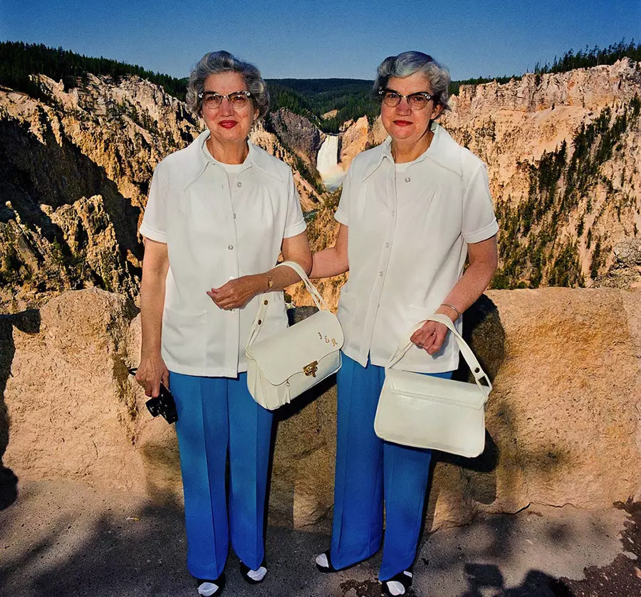 Blizanke s odgovarajućom odjećom u Lower Fallsu gledaju na Nacionalni park Yellowstone Wy