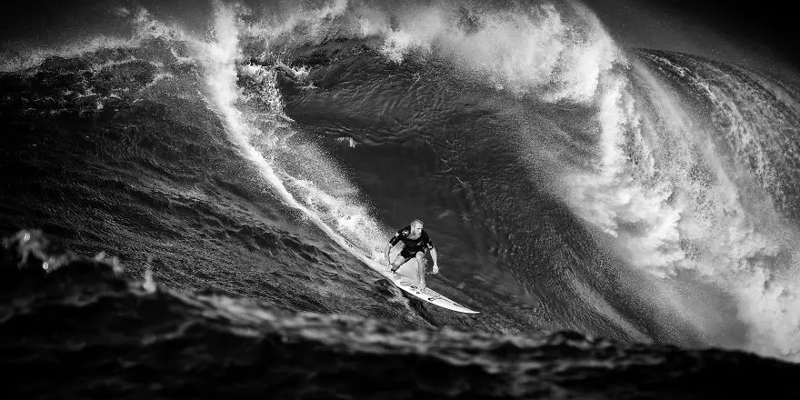 Fotografer AJ Messier nyéépkeun sabulan di Hawaii pikeun nyandak fotografi surfing anu endah