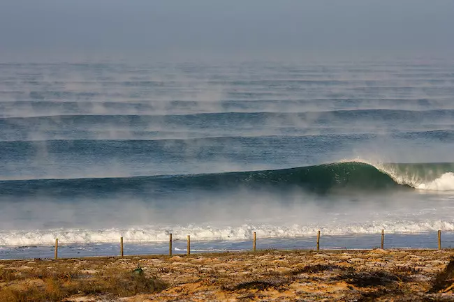 "Walay duha ka balud nga parehas, mao nga ang senaryo nagbag-o", Víctor González, surf ug travel photographer