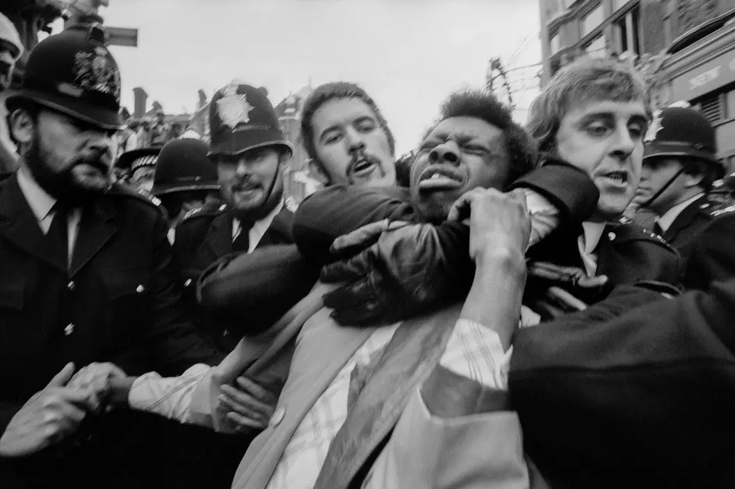 लेविशाम पुलिसमा रेस दंगा 1977 लाई गिरफ्तार गर्दै