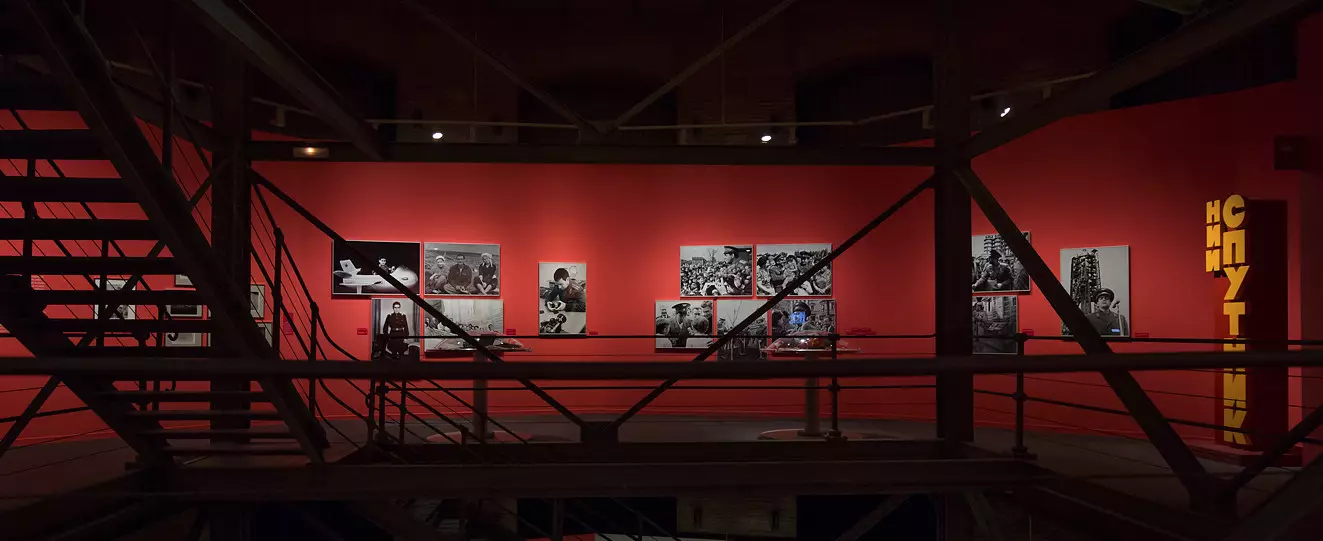 «Prima la mano proiettava su carta le idee dei nostri pensieri, ora catturiamo quasi tutto con una foto sul nostro telefonino», Sema D'Acosta, curatrice della fotografia