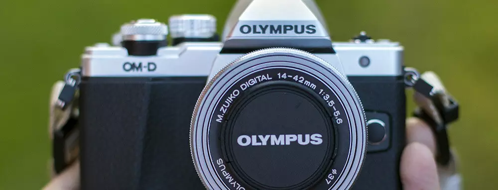 Ukubuyekezwa kwe-Olympus OMDEM10 MarkII. Buyekeza ngezici, intengo kanye nokucaciswa