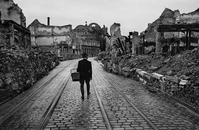 Un uomo che cammina per la città distrutta in cerca di cibo a Friburgo in Brisgovia 1945 Werner Bischof Magnum Foto