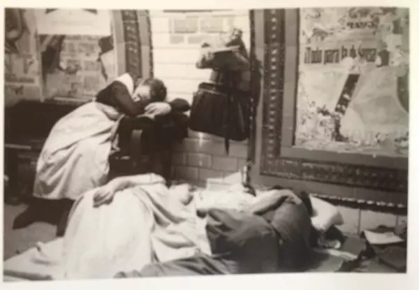 મેડ્રિલેનોસ ફેમિલી મેટ્રો ફોટો અલ્ફોન્સો સાંચેઝ પોર્ટેલામાં સૂઈ રહ્યો છે