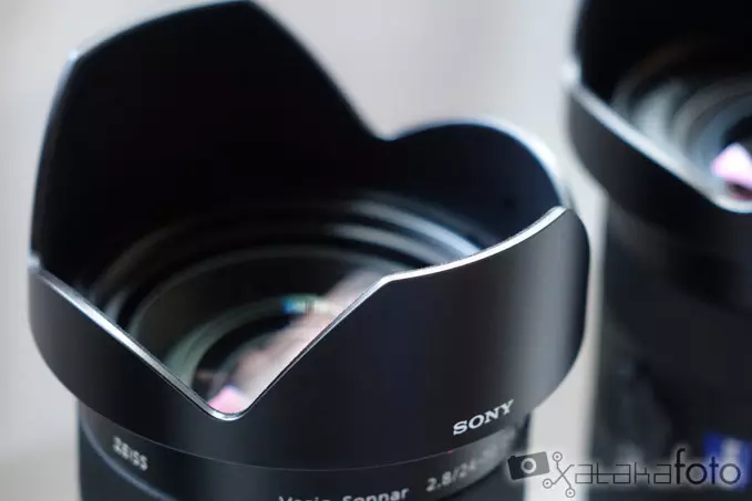 O lo'o fa'aauau pea le peti a Sony i luga o le mauga A: o tioata fou e lua a Zeiss e fa'amaonia ai