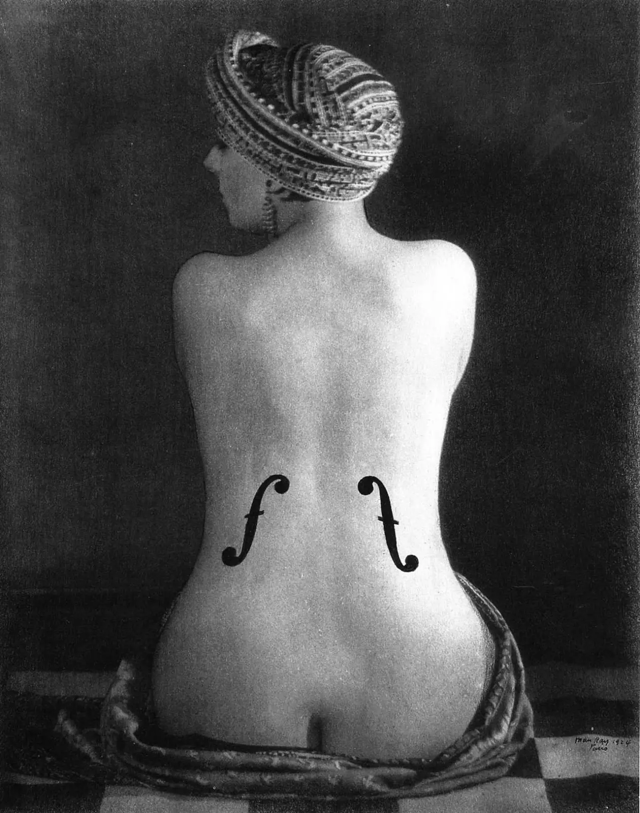 Fotografija Man Raya kao Art Ingres violina