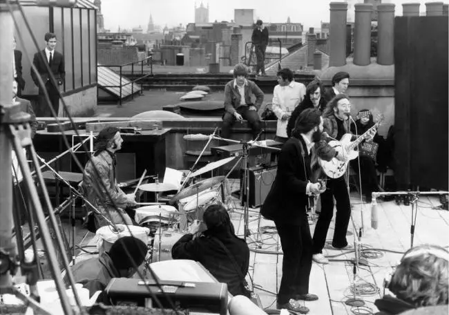 Die Beatles voer hul laaste regstreekse openbare konsert op die dak van die Apple-organisasie uit