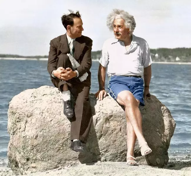 Albert Einstein su una spiaggia di Long Island nel 1939