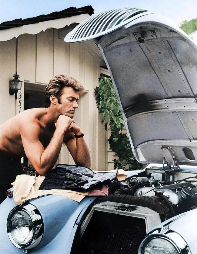 Clint Eastwood travaillant sur son Jag Xk 120 de 1958 en 1960