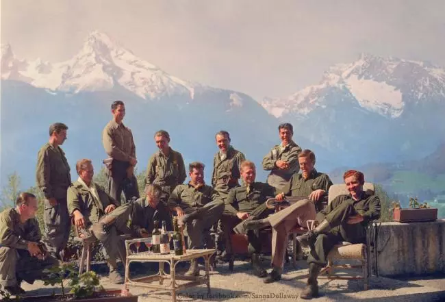 Dick Winters i jego Easy Company (zespół braci hbo) wylegują się w Eagle’s Nest, dawnej rezydencji Hitlera